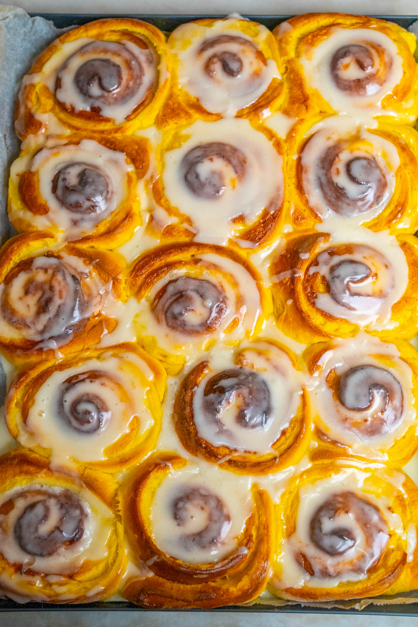 Saftiga saffransbullar i långpanna med glasyr - Zeinas Kitchen